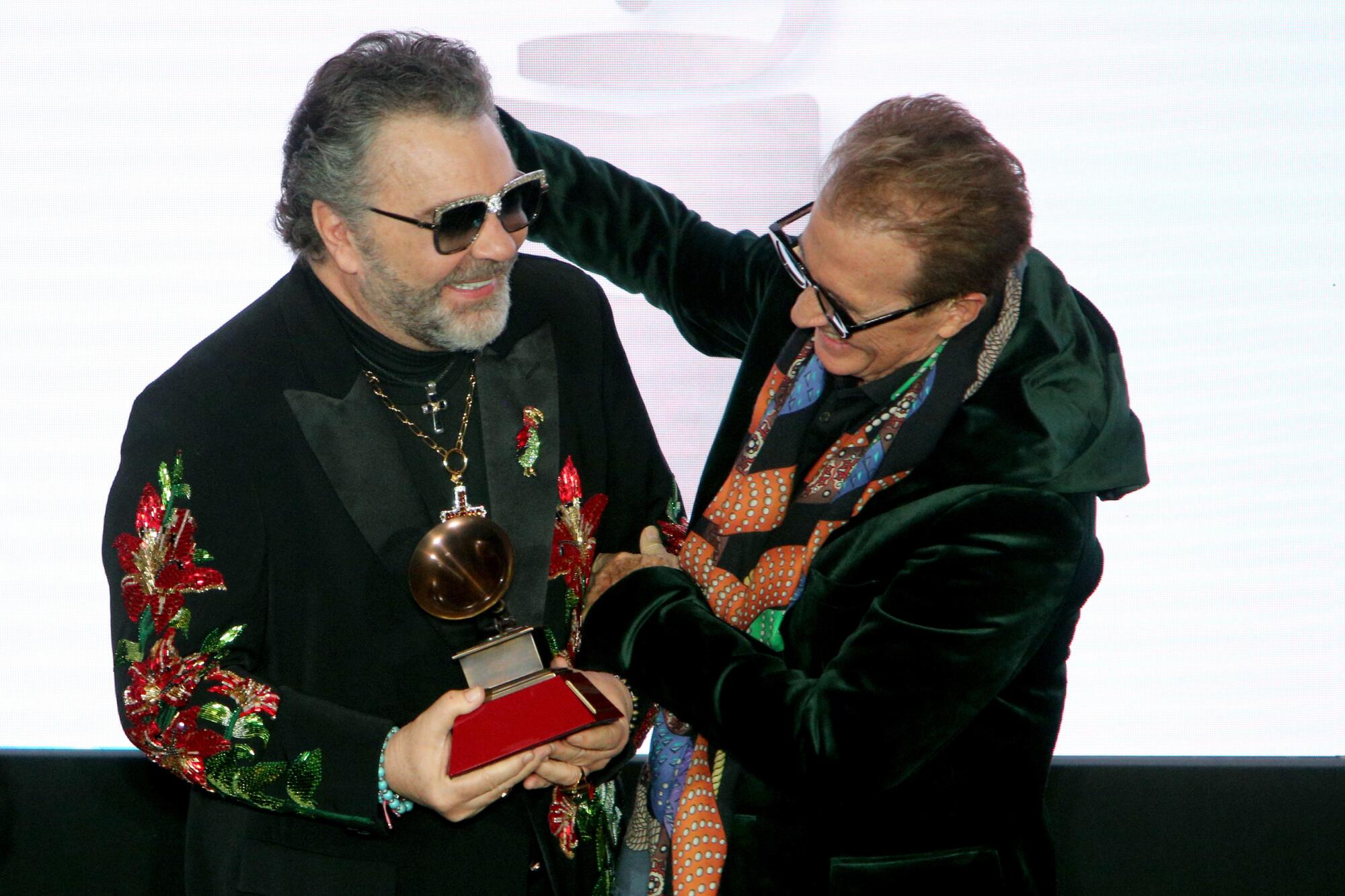 ¡EXCELENCIA MUSICAL! GALARDONAN A MANUEL MIJARES EN LOS LATIN GRAMMY 2023 - Radio Romance 90.1 ...
